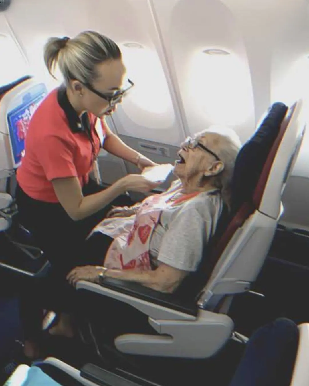 A Flight Attendant Saved a 62-Year-Old Business-Class Woman's Life – 2 ...